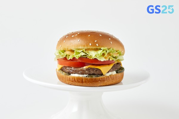 "편의점 햄버거 무시하지마!"···GS25, 100% 소고기 '찐오리지널비프버거'