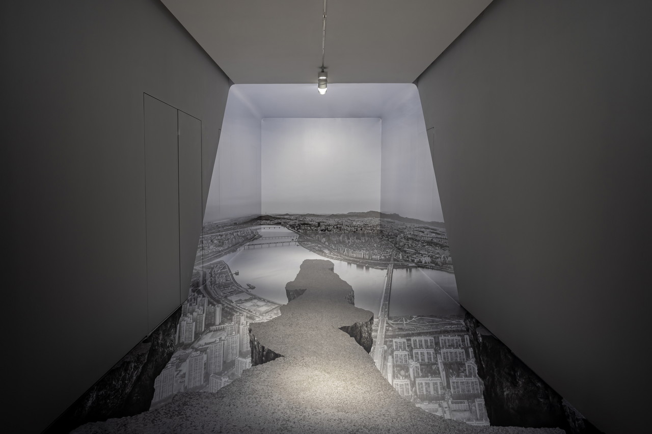 세계를 담은 눈, 그 속에 핀 희망 〈제이알:크로니클스〉